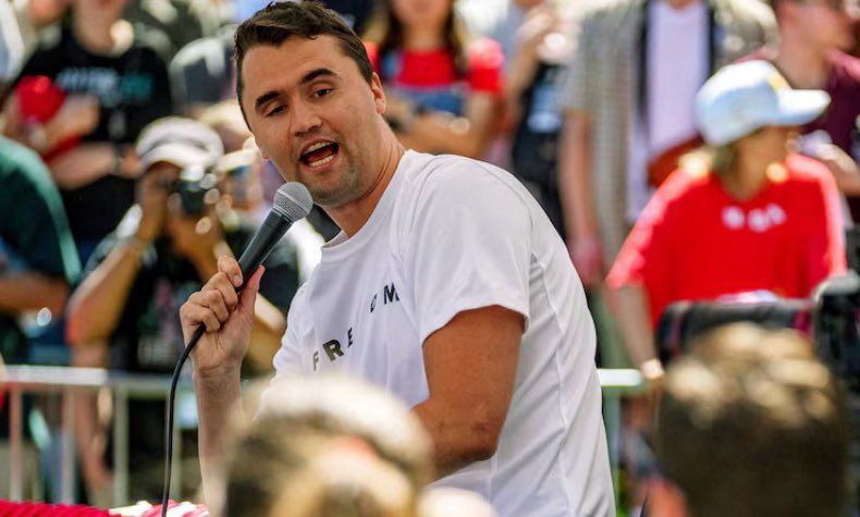 Podejrzany o zabójstwo Charliego Kirka wciąż na wolności